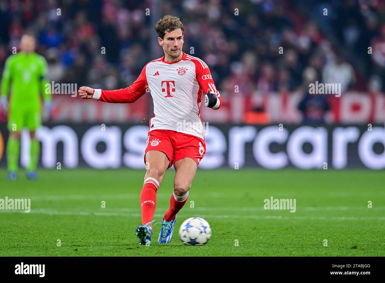 Leon GORETZKA (FC Bayern München, FCB, 8) am Ball, 29.11.2023, München ...