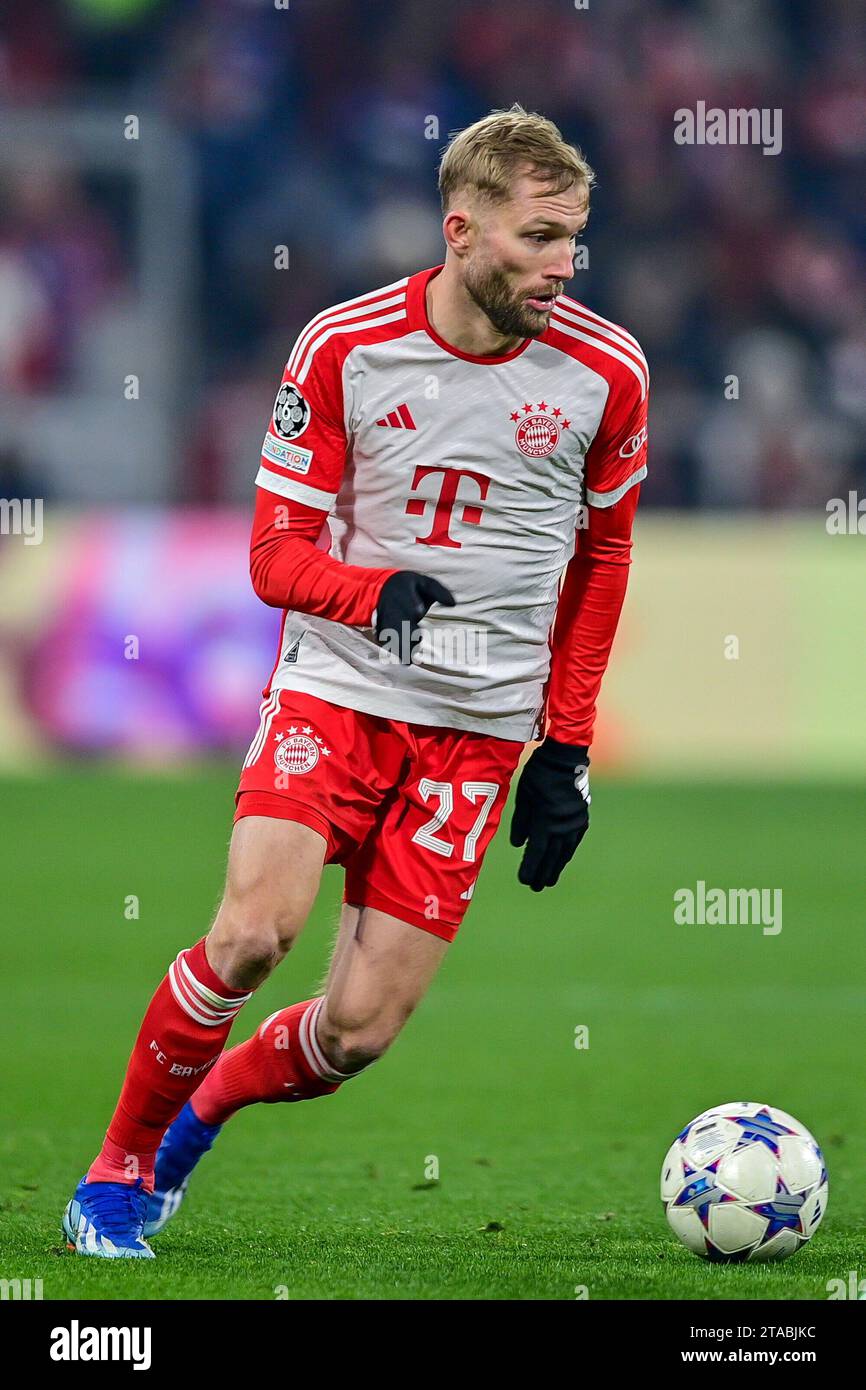 Konrad LAIMER (FC Bayern München, FCB, 27) am Ball, Freisteller ...