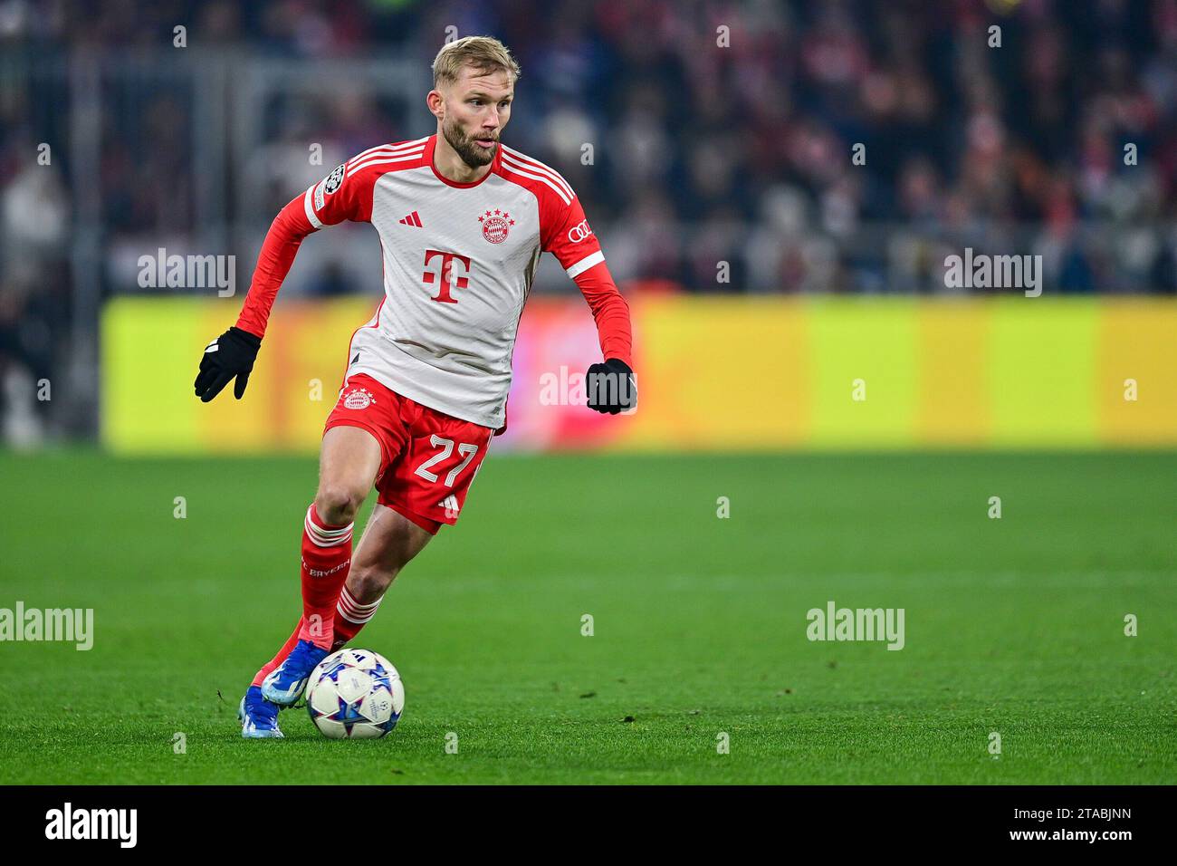 Konrad LAIMER (FC Bayern München, FCB, 27) am Ball, Freisteller ...