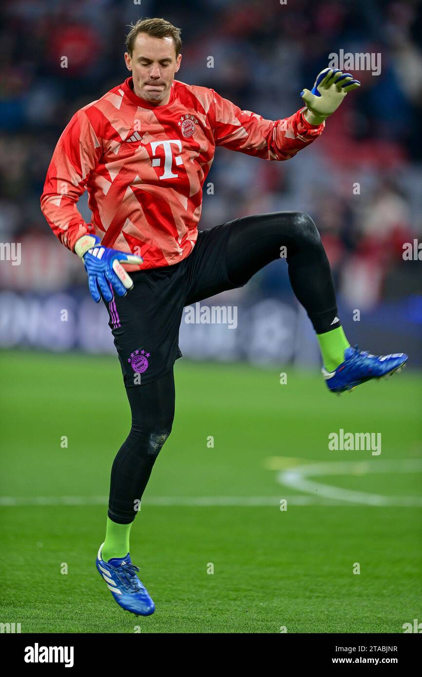 Manuel neuer fc bayern münchen beim aufwärmen hi-res stock photography ...