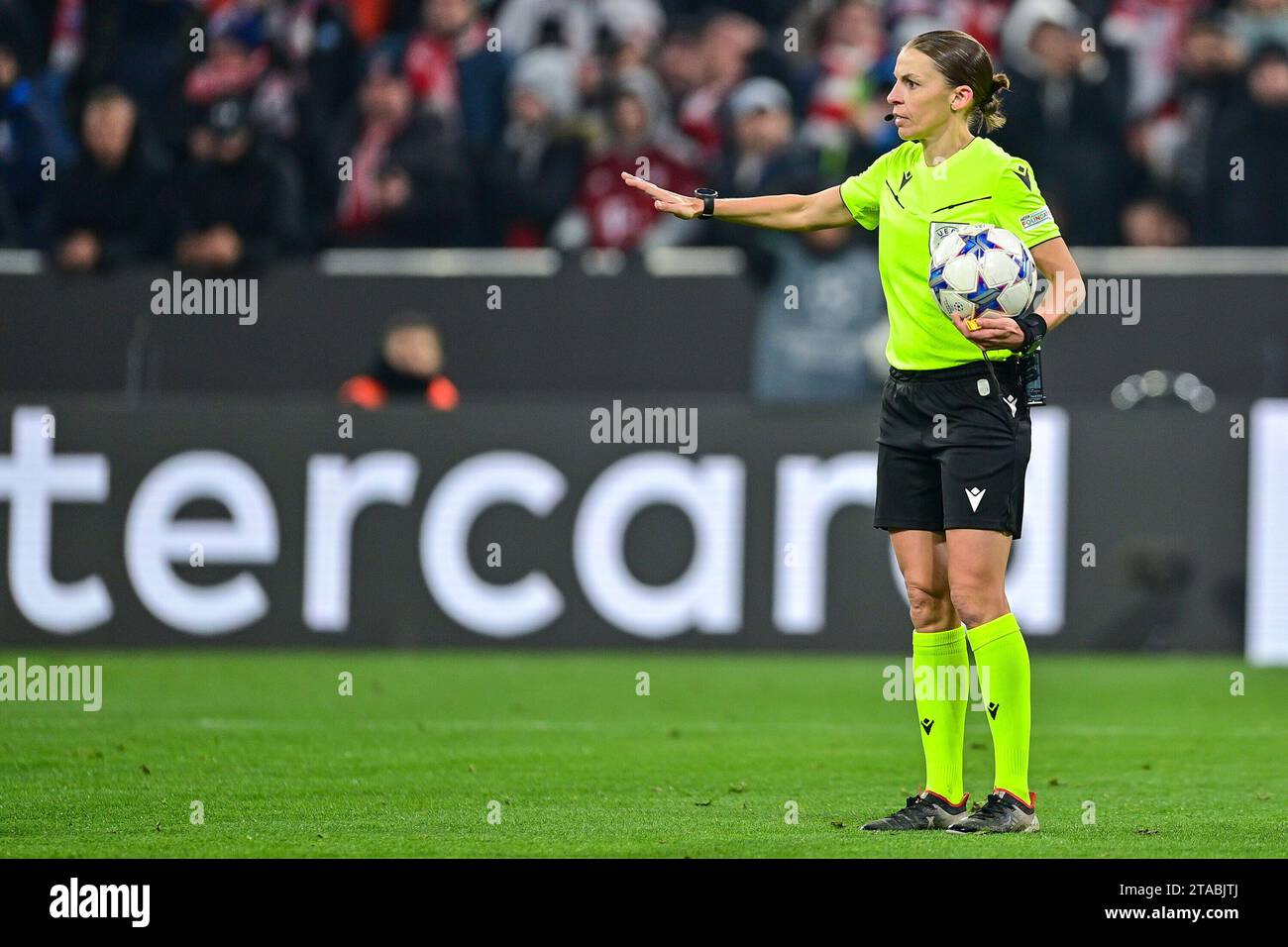 Stephanie FRAPPART (Schiedsrichterin, Referee) mit Ball in Hand gibt Anweisungen, gestikuliert ...