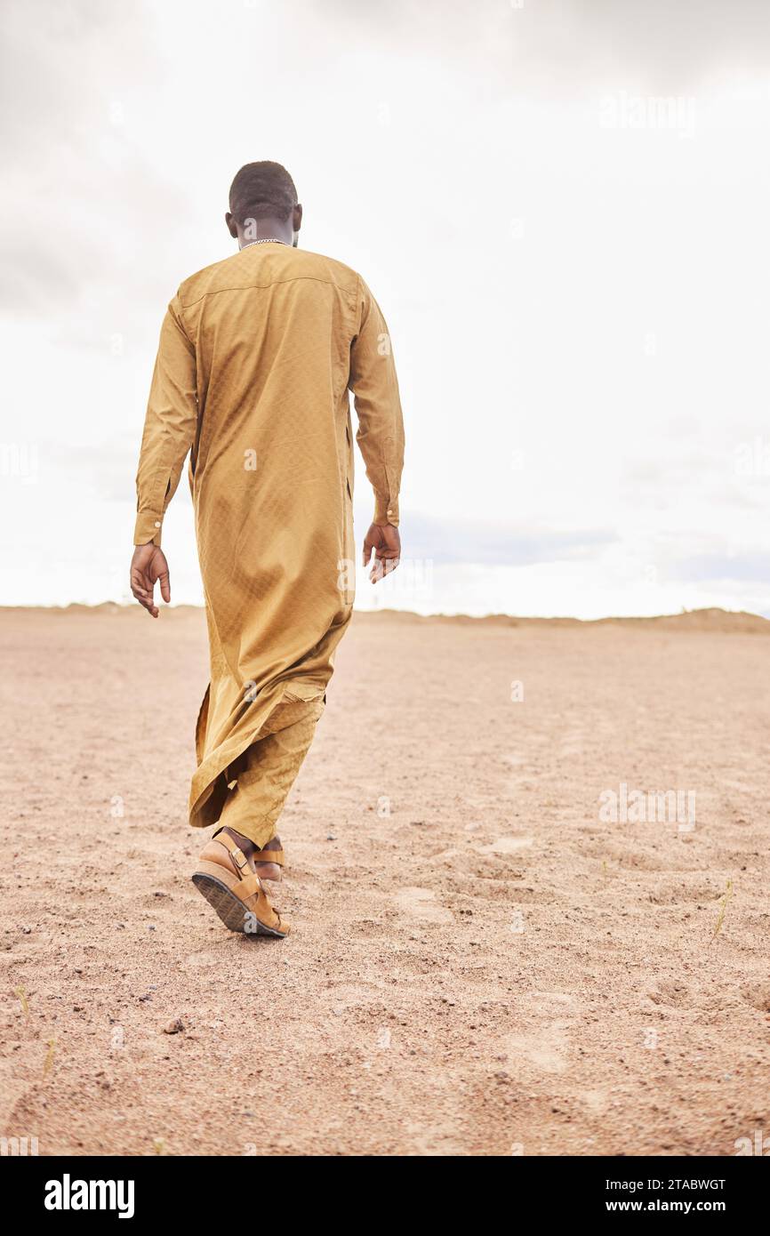 Man suit walking away back view hi-res stock photography and images - Alamy