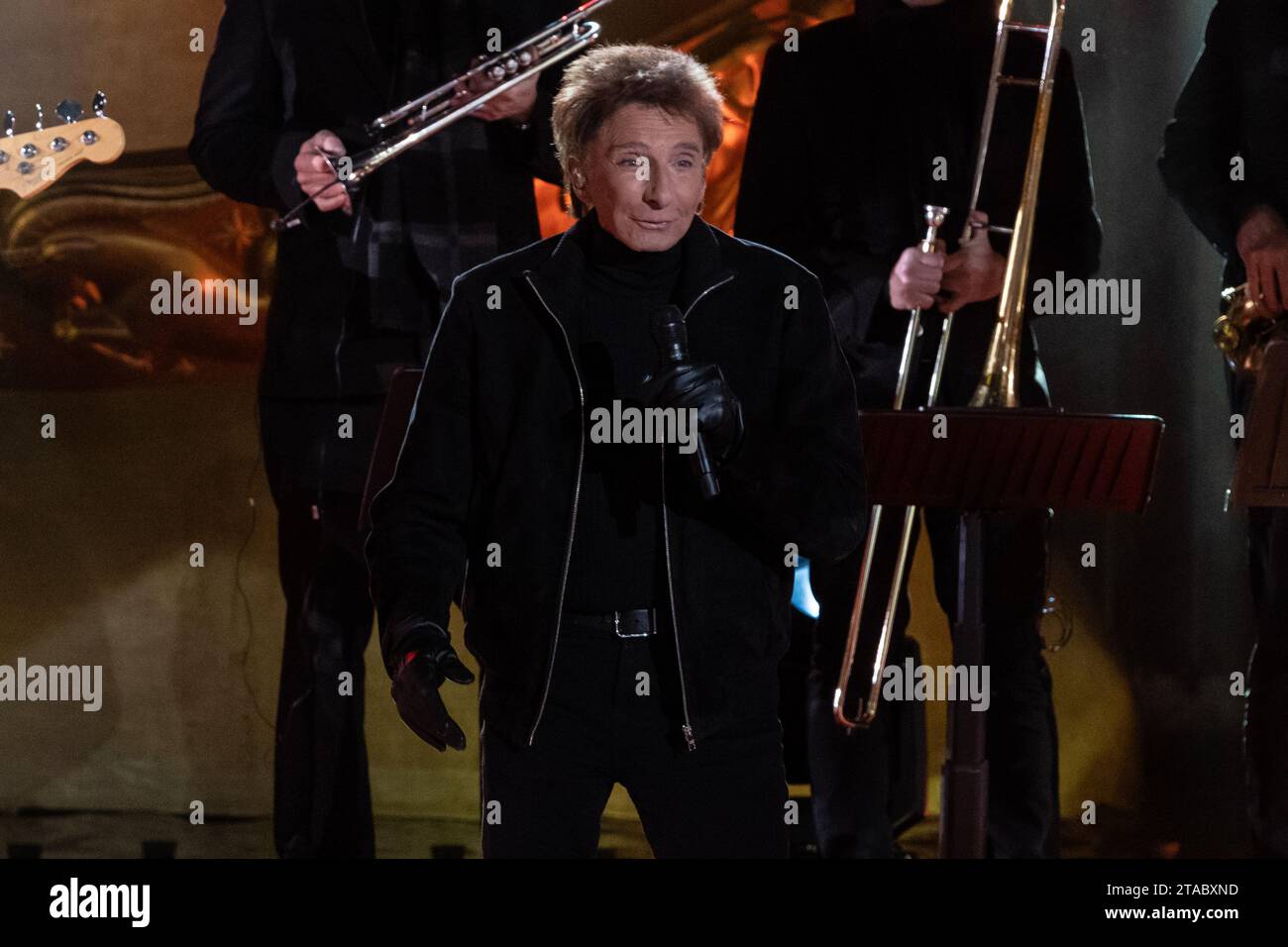 Barry Manilow performs during the 91st annual Rockefeller Center ...