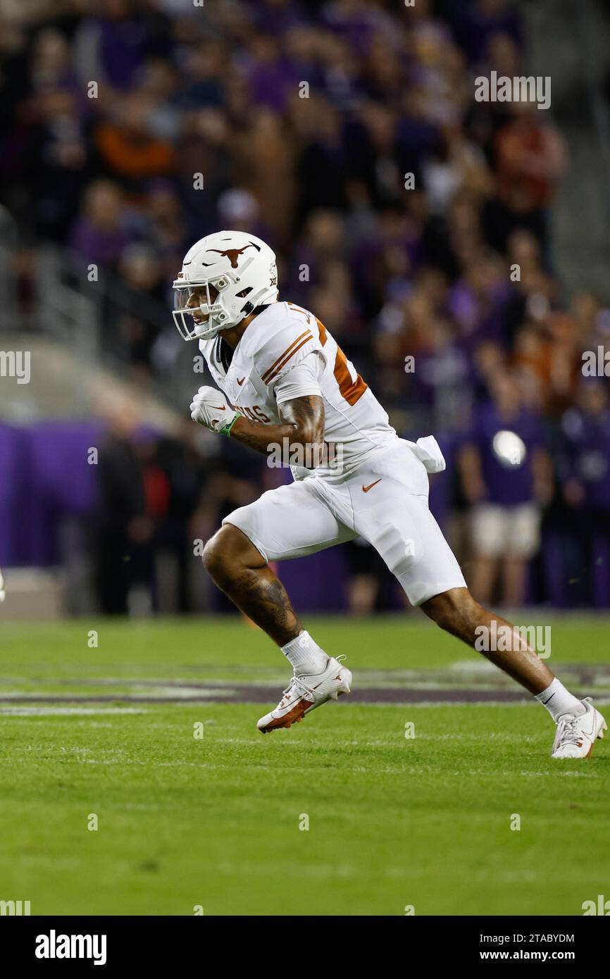Texas defensive back Jerrin Thompson (28) looks to defend during an ...