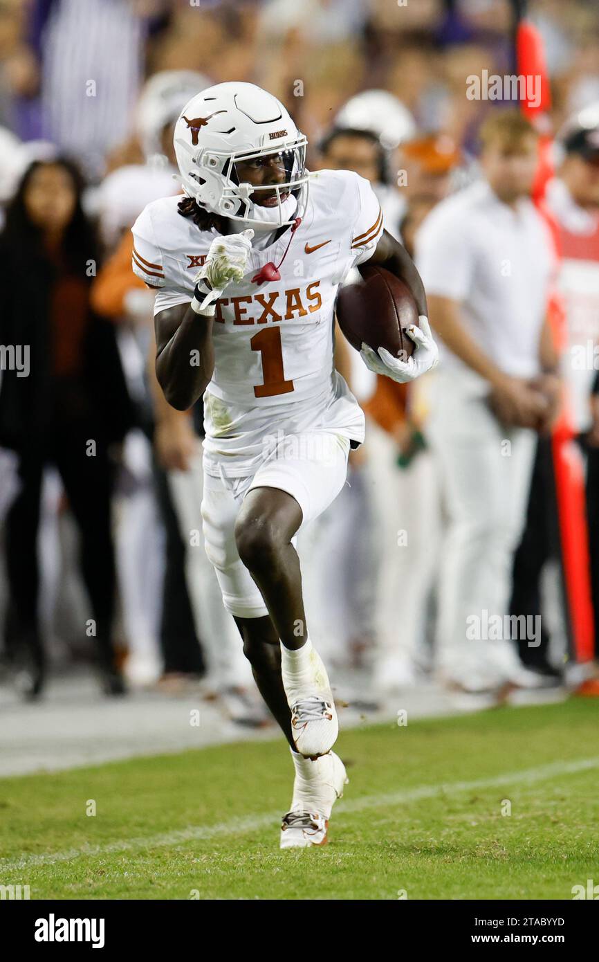 Texas wide receiver Xavier Worthy (1) carries the ball after a ...
