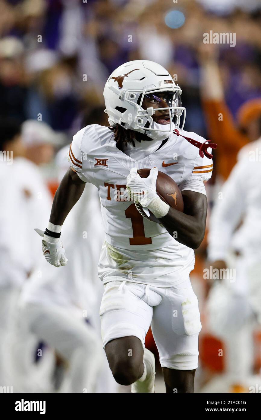 Texas wide receiver Xavier Worthy (1) carries the ball after a ...