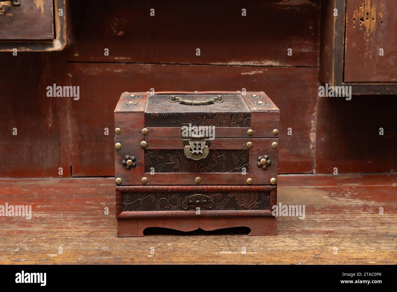 traditional Chinese style wood jewellery box Stock Photo - Alamy