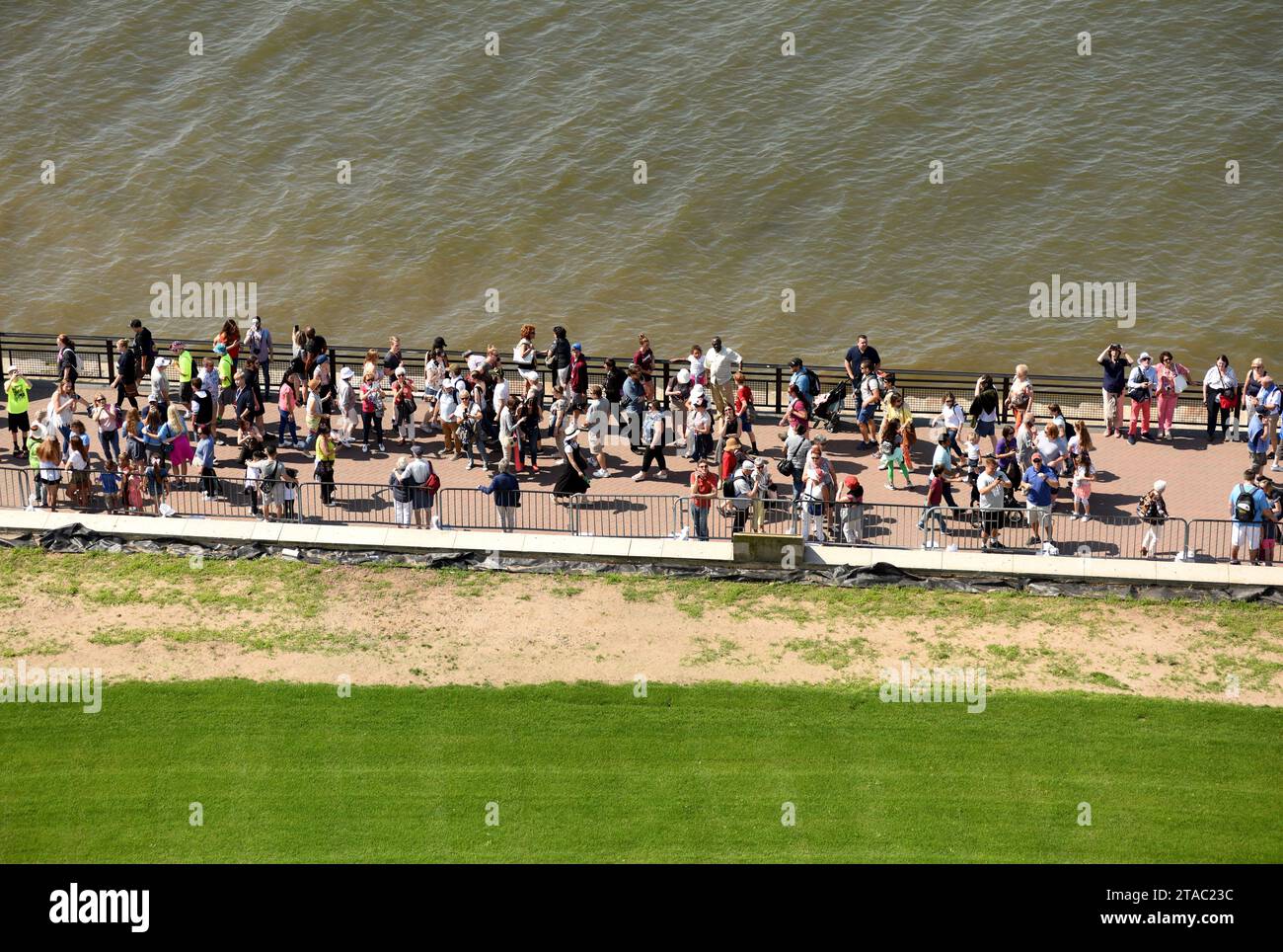 New York, USA - June 09, 2018: Crowd of people near the Statue of ...