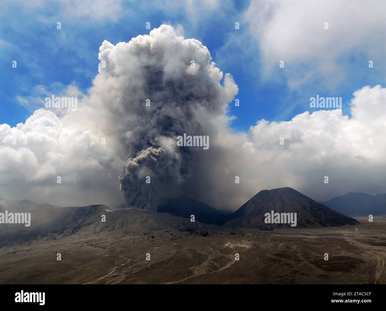 Lautan pasir bromo hi-res stock photography and images - Alamy