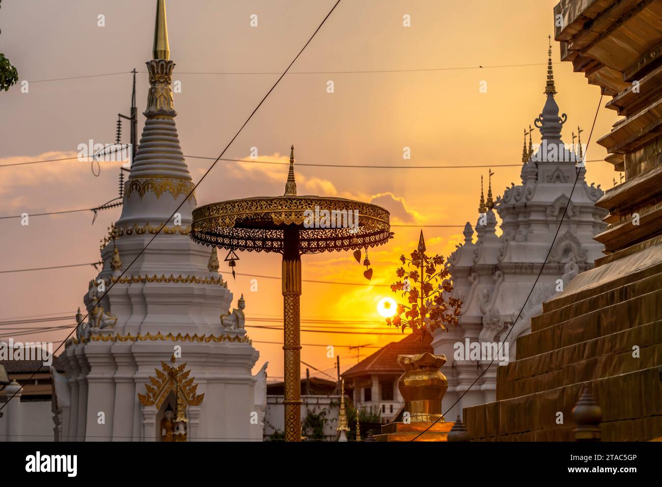 Sonnenuntergang am buddhistischen Tempel Wat Phra That Si in Chom Thong, Thailand, Asien ...