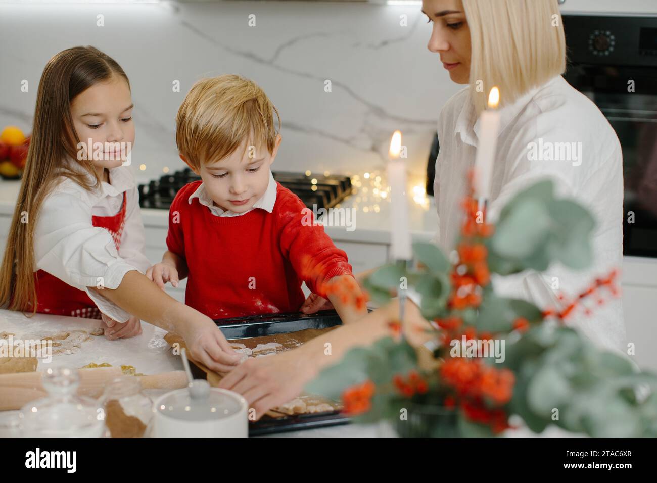 Daughter helping mother cook hi-res stock photography and images - Alamy