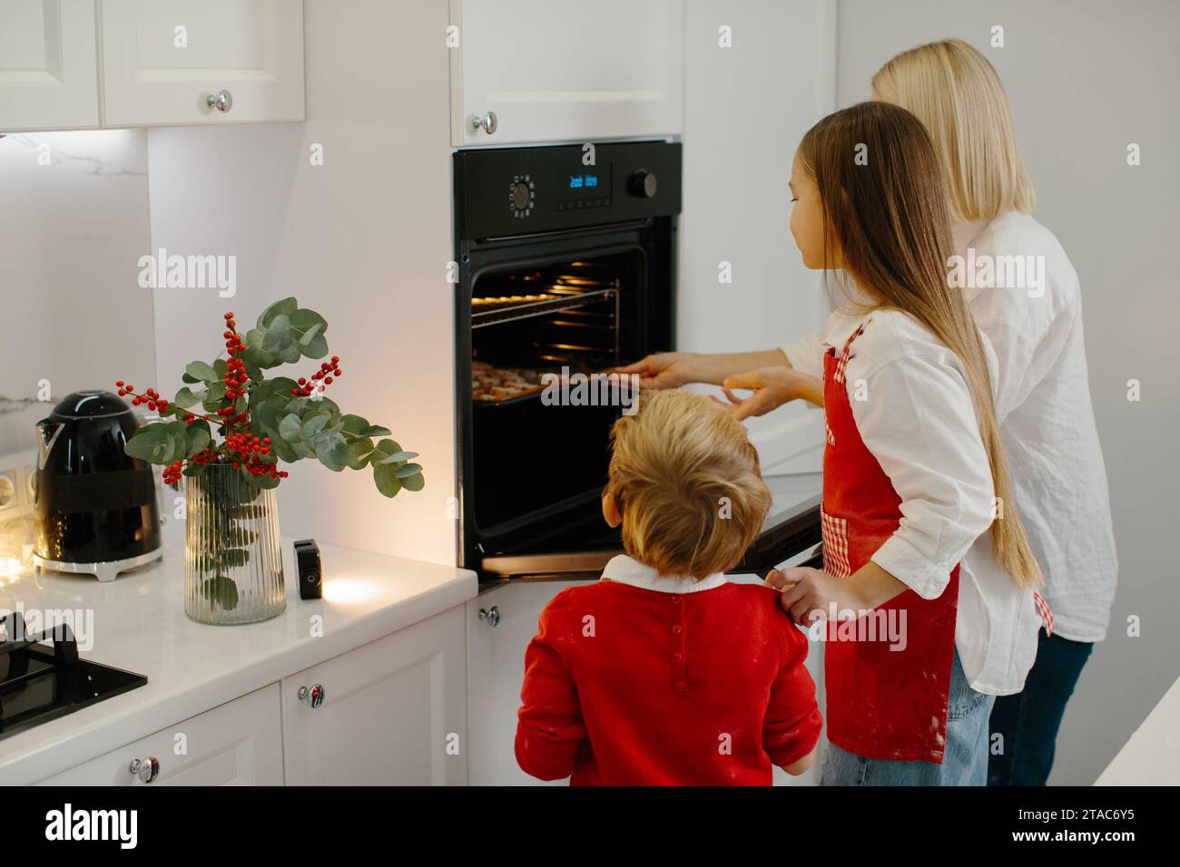 Child helping mother bake hi-res stock photography and images - Alamy