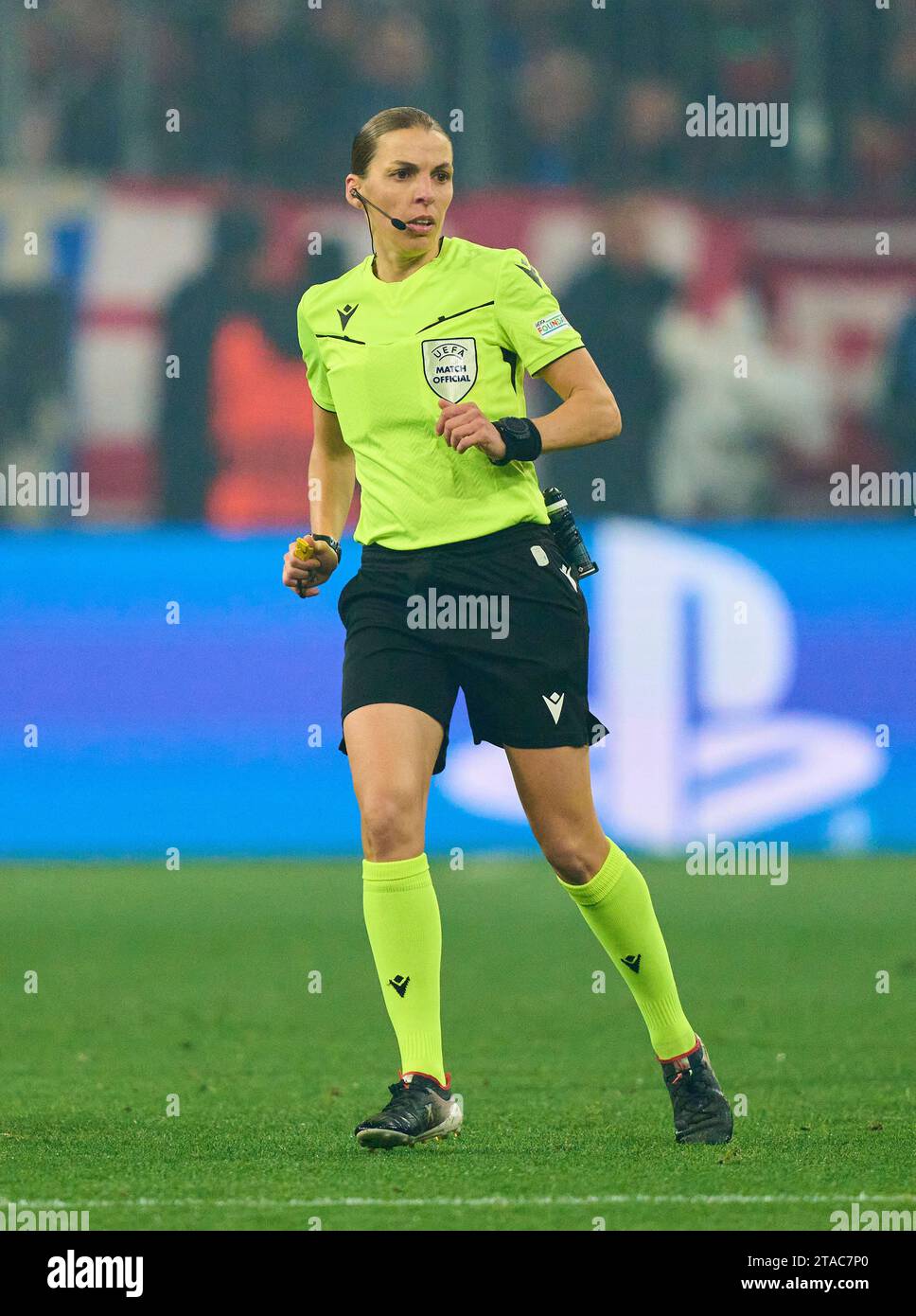 referee Stephanie Frappart (FRA) in the group stage match FC BAYERN ...