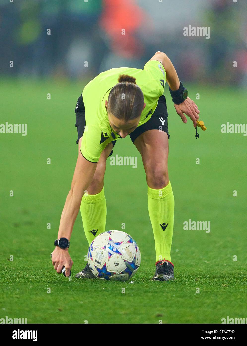 referee Stephanie Frappart (FRA) with whistle, Spray , Markierung ...