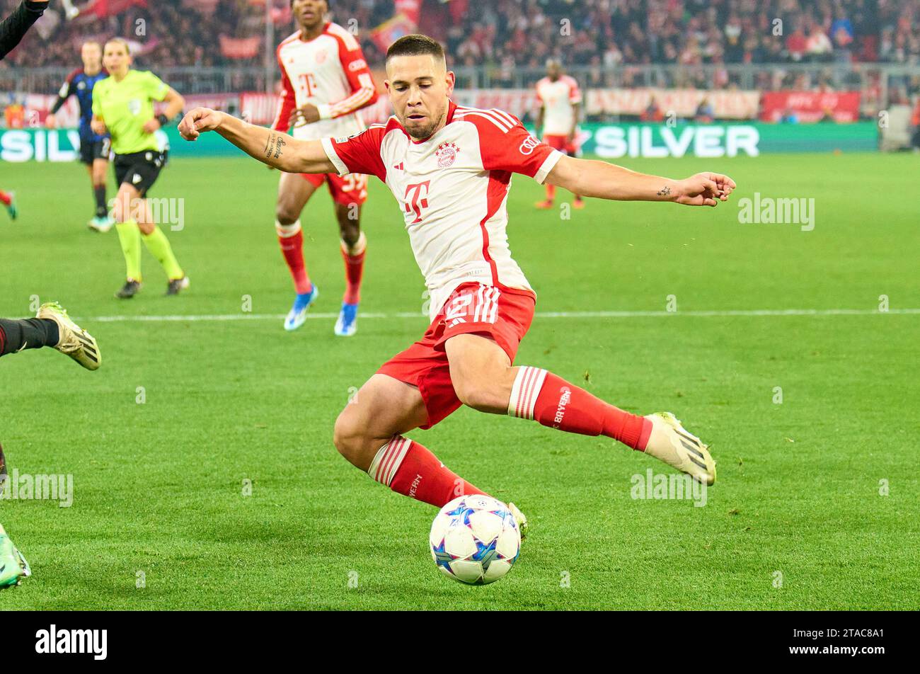 Raphael guerreiro fc bayern münchen mit ball hi-res stock photography ...