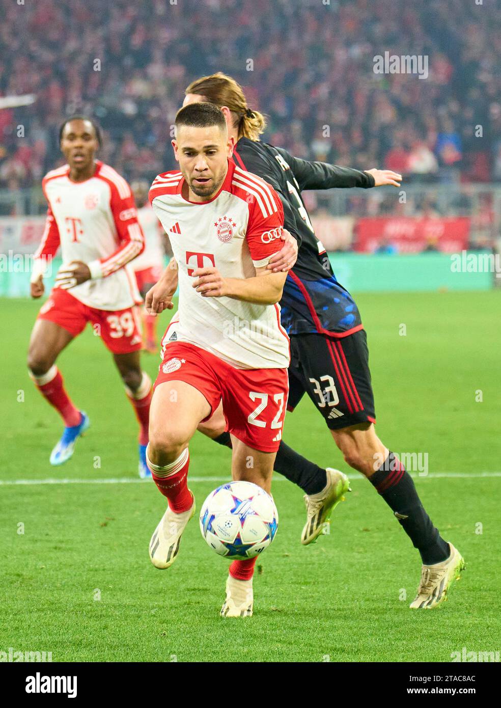 Raphael guerreiro fc bayern munchen mit ball hi-res stock photography ...