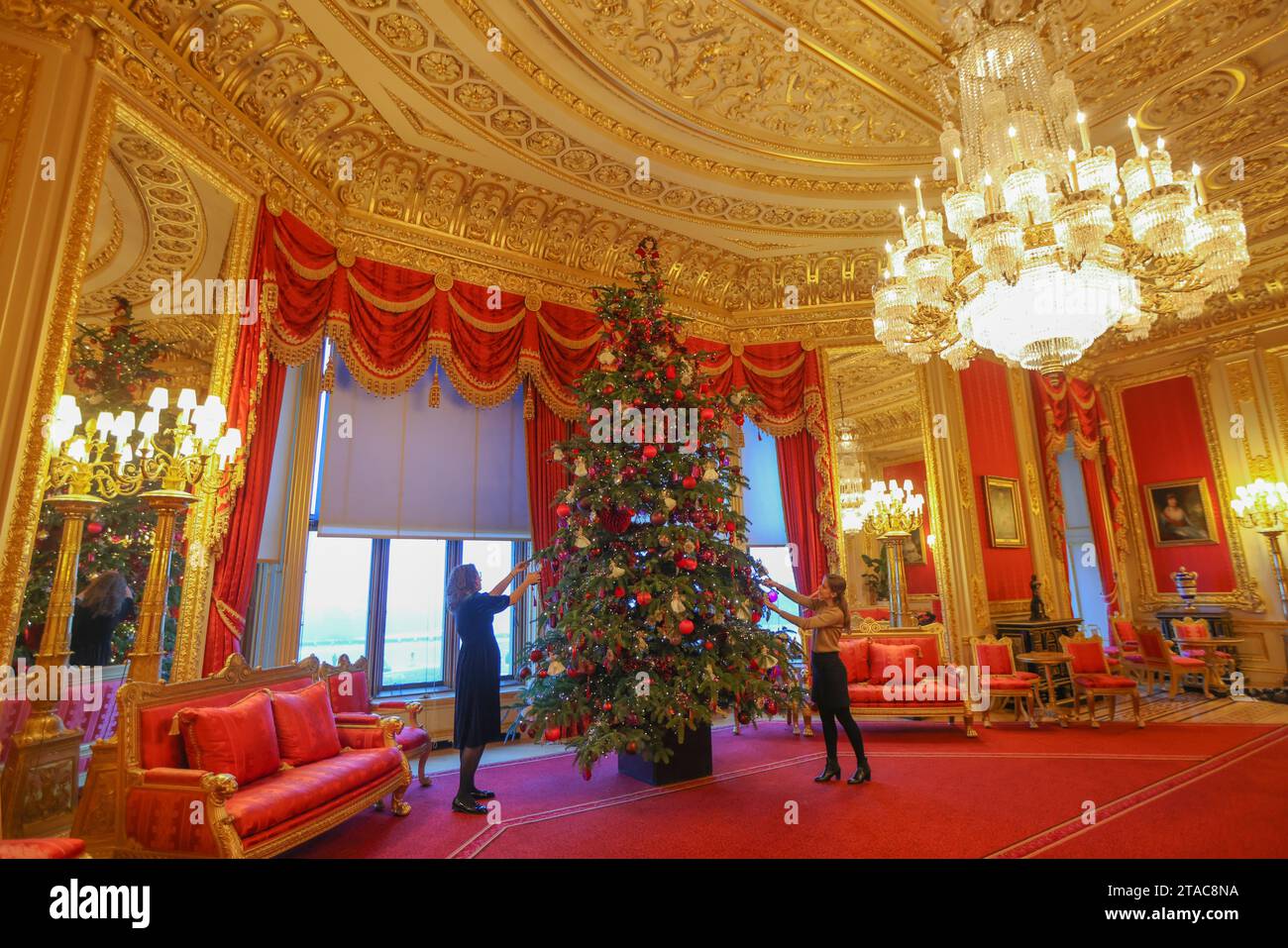 Windsor castle drawing rooms hi-res stock photography and images - Alamy