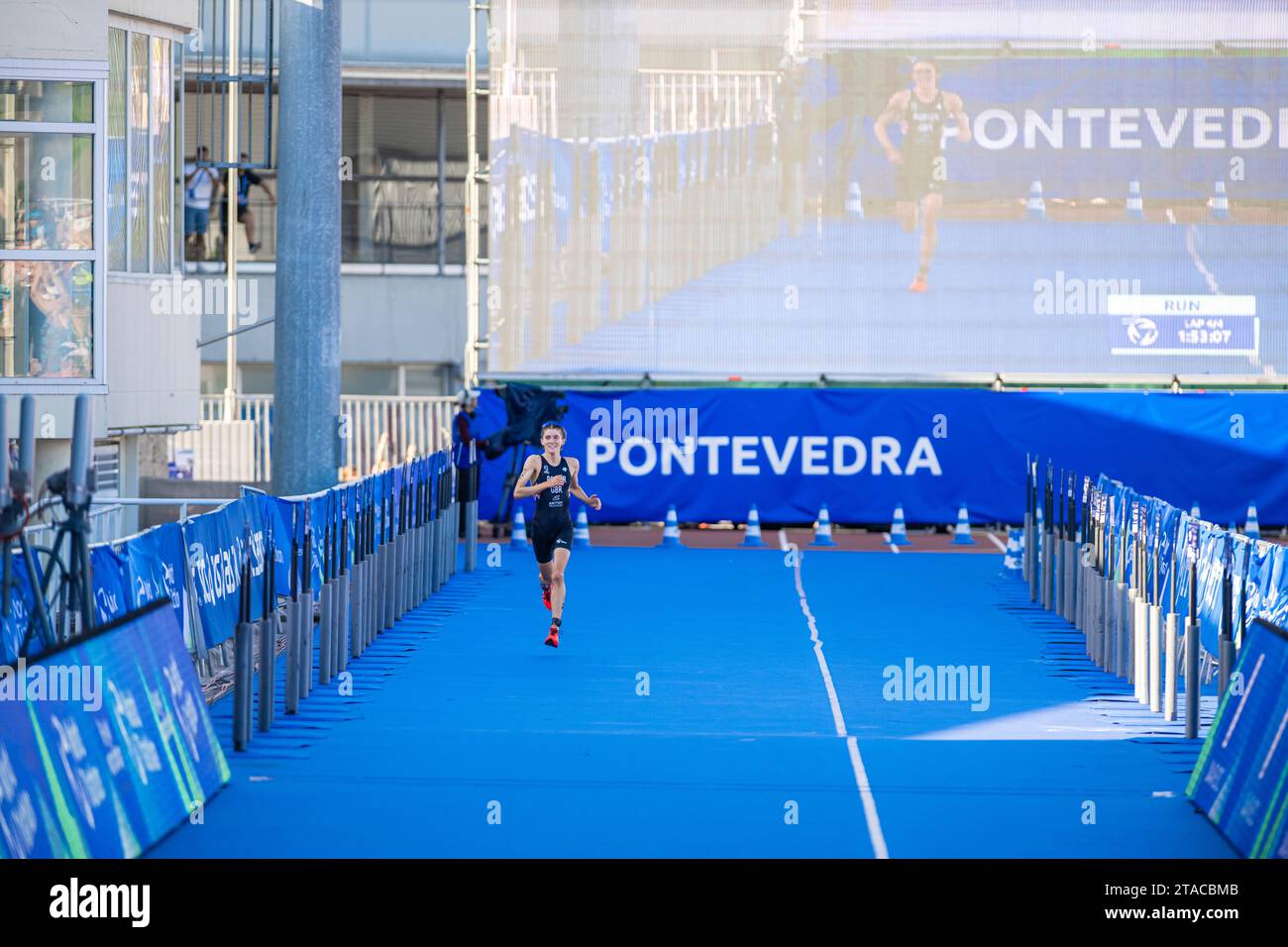 Beth Potter winning in Pontevedra in the 2023 World Triathlon ...