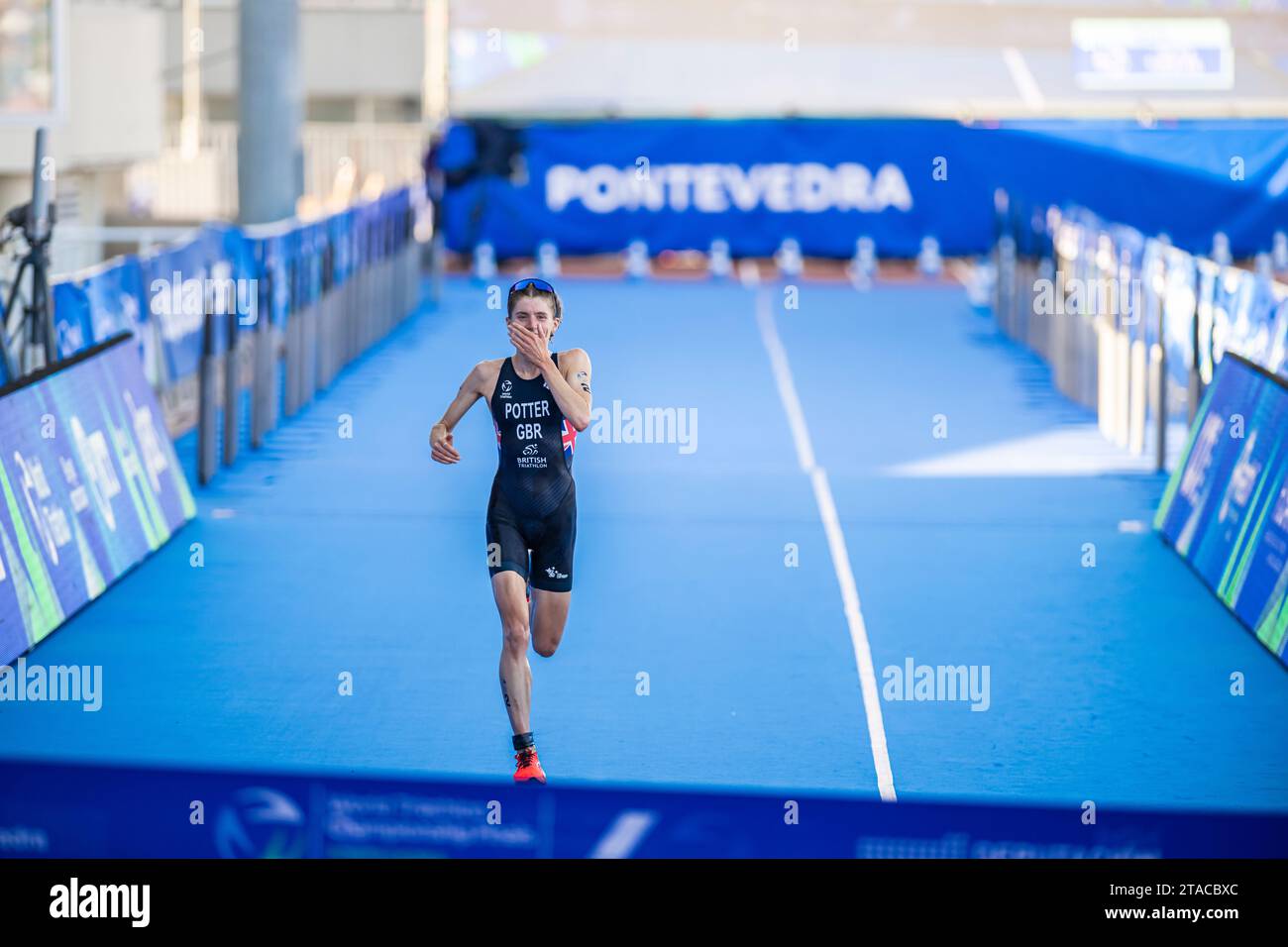 Beth Potter winning in Pontevedra in the 2023 World Triathlon ...