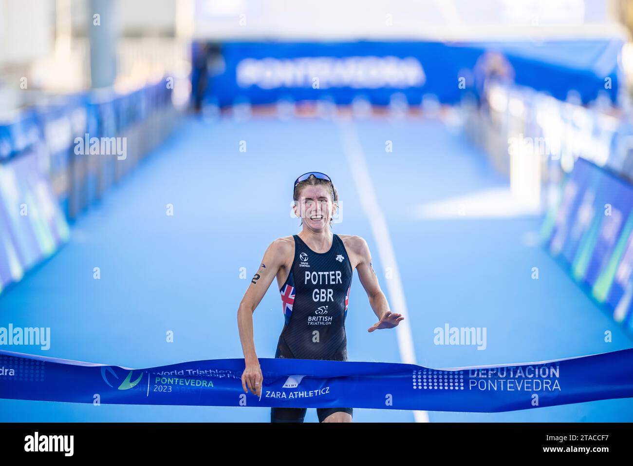 Beth Potter winning in Pontevedra in the 2023 World Triathlon ...