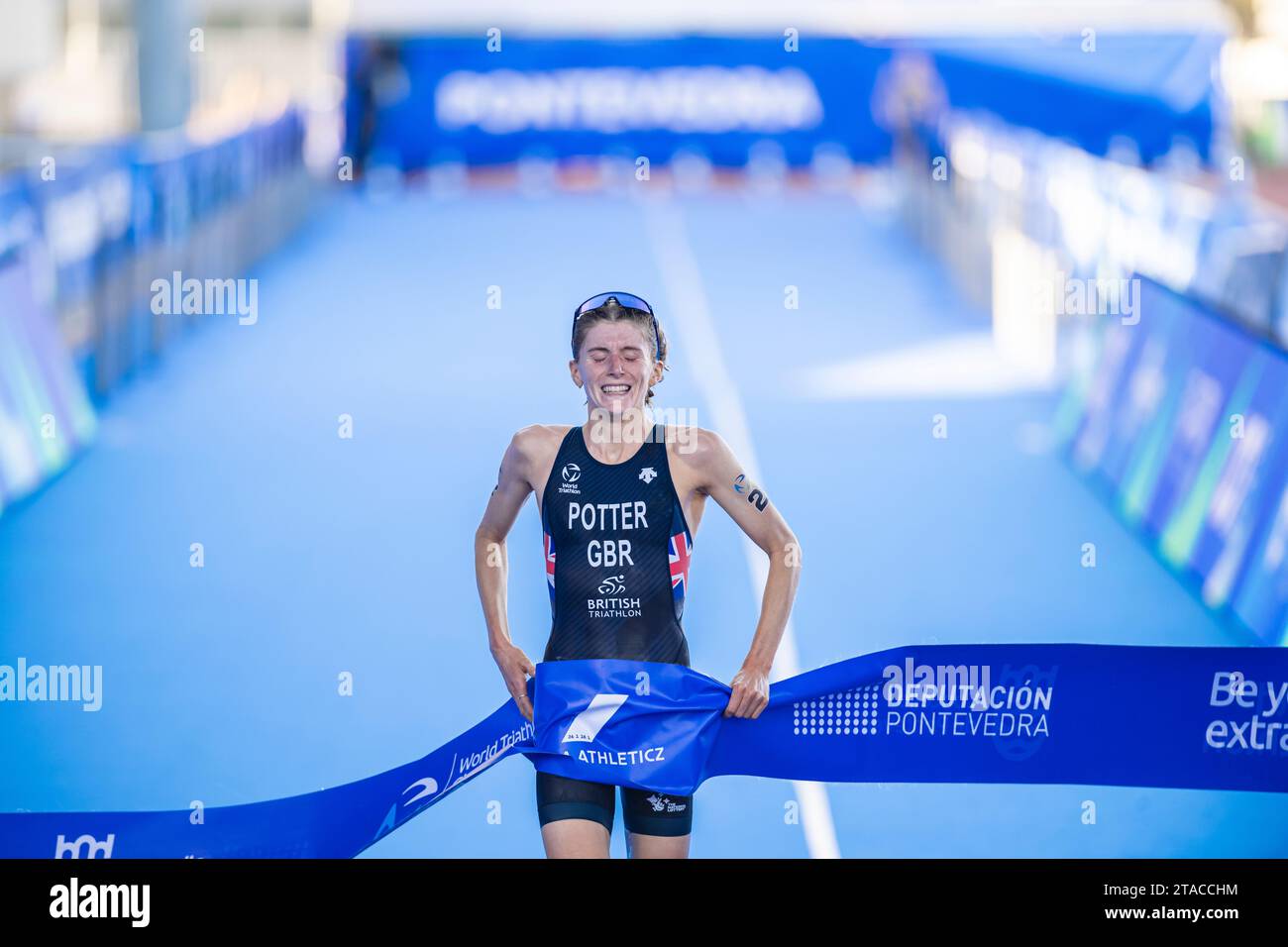 Beth Potter winning in Pontevedra in the 2023 World Triathlon ...