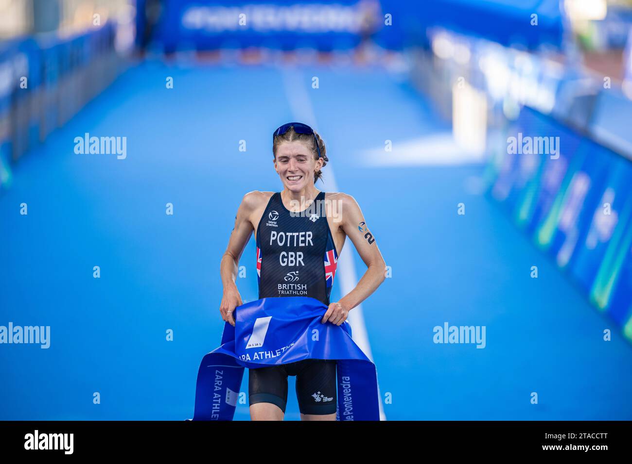 Beth Potter winning in Pontevedra in the 2023 World Triathlon ...