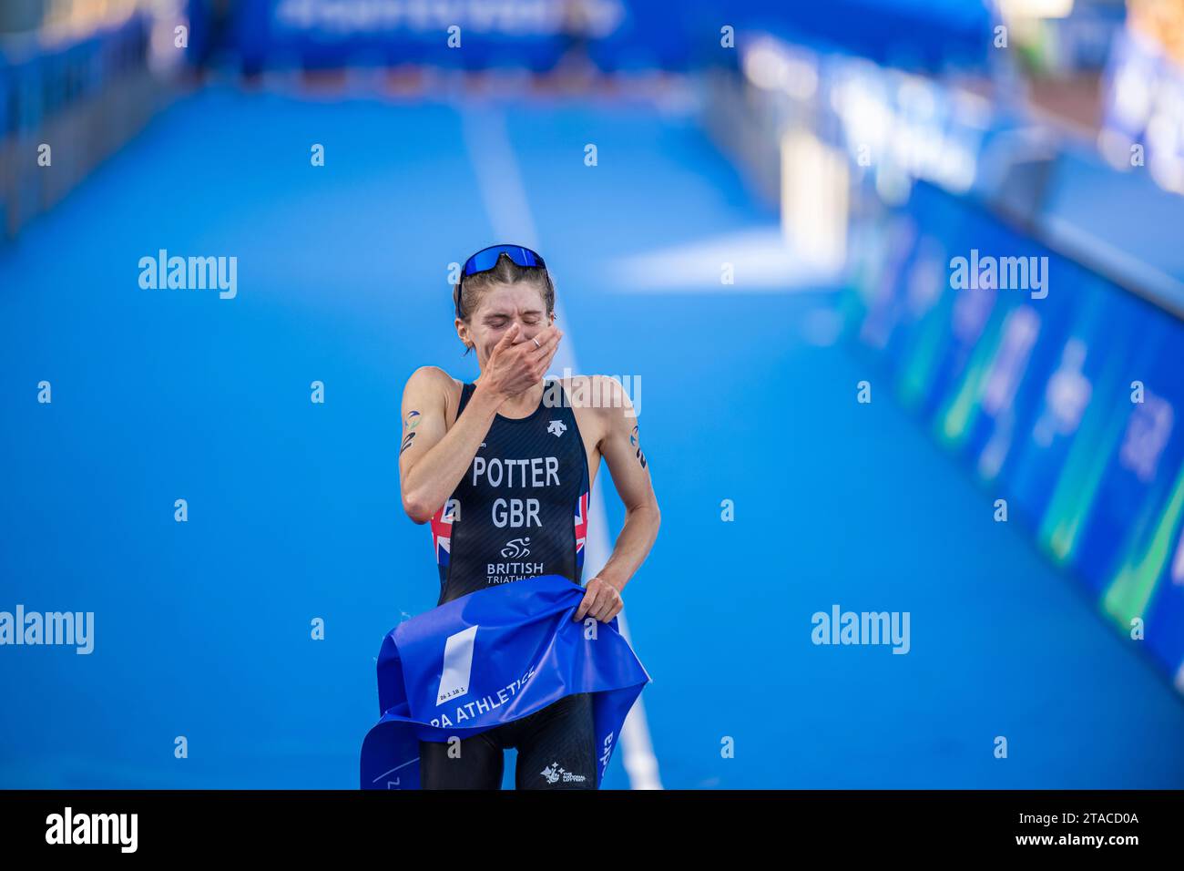 Beth Potter winning in Pontevedra in the 2023 World Triathlon ...
