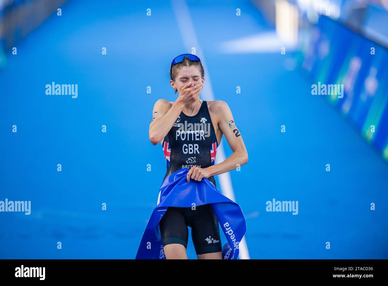 Beth Potter winning in Pontevedra in the 2023 World Triathlon ...