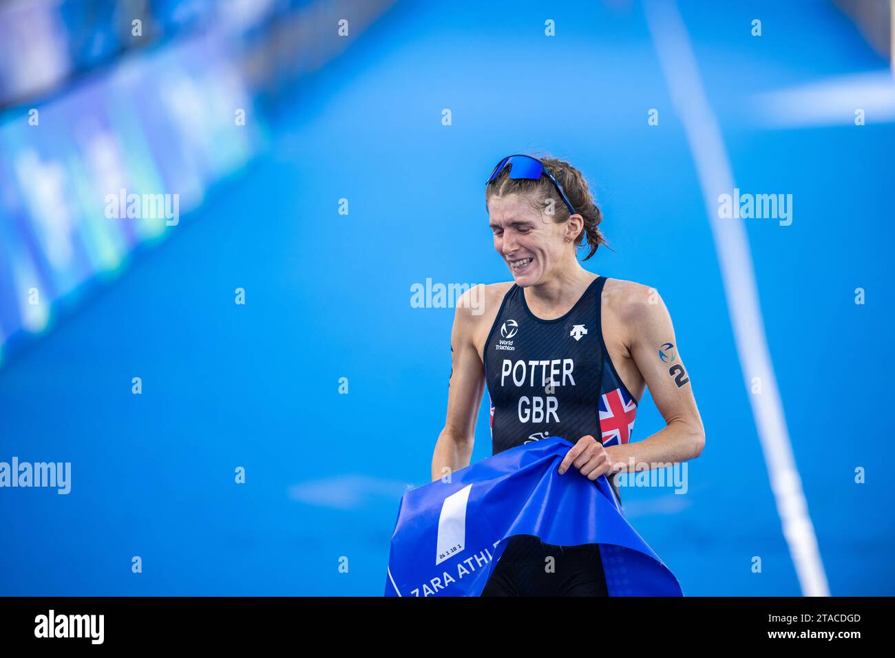 Beth Potter winning in Pontevedra in the 2023 World Triathlon ...