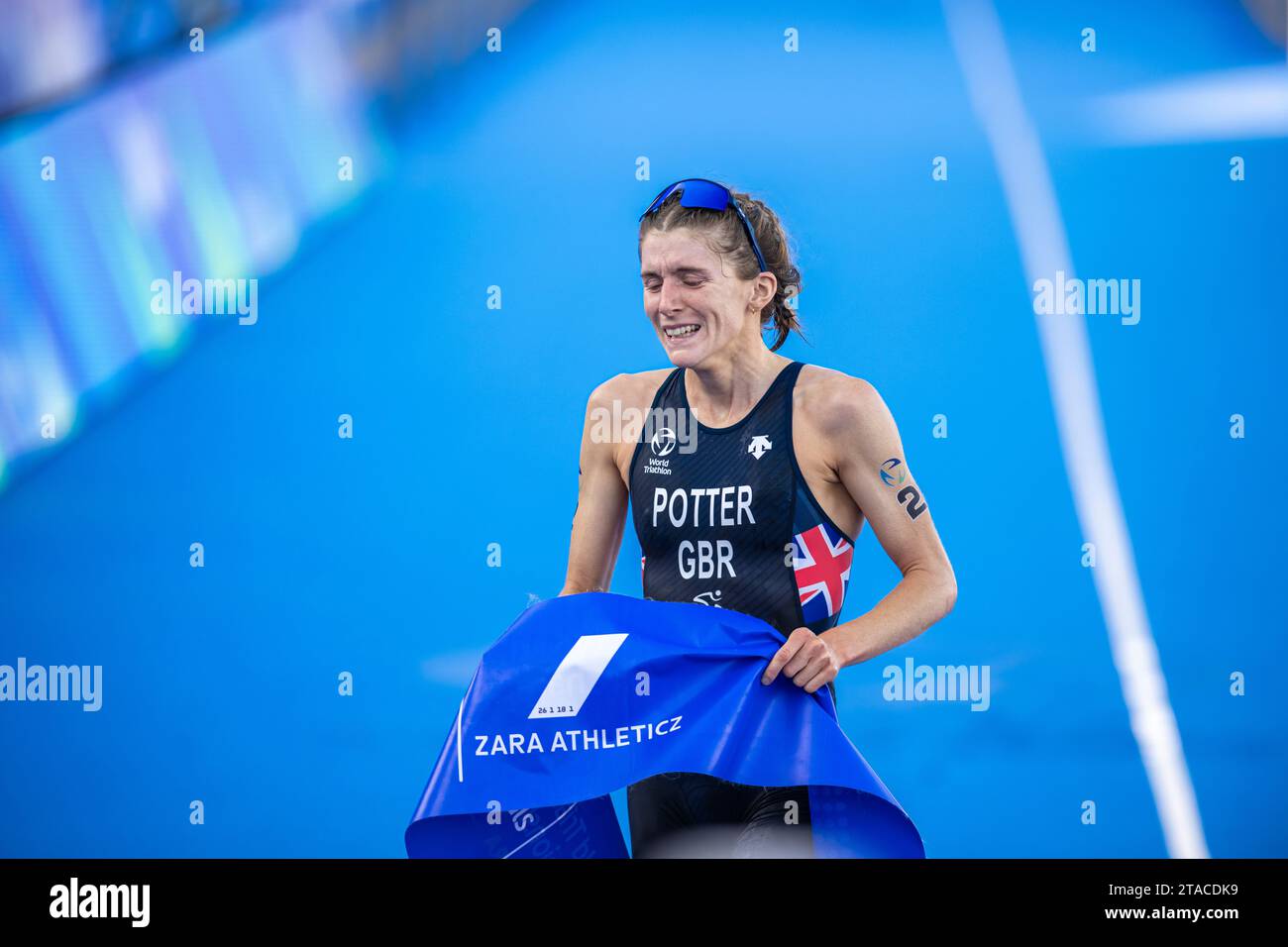 Beth Potter winning in Pontevedra in the 2023 World Triathlon ...