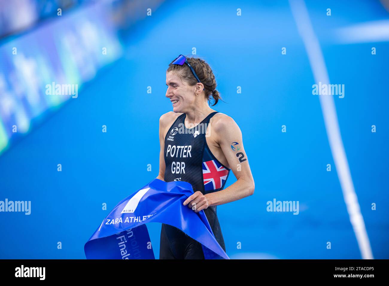 Beth Potter winning in Pontevedra in the 2023 World Triathlon ...