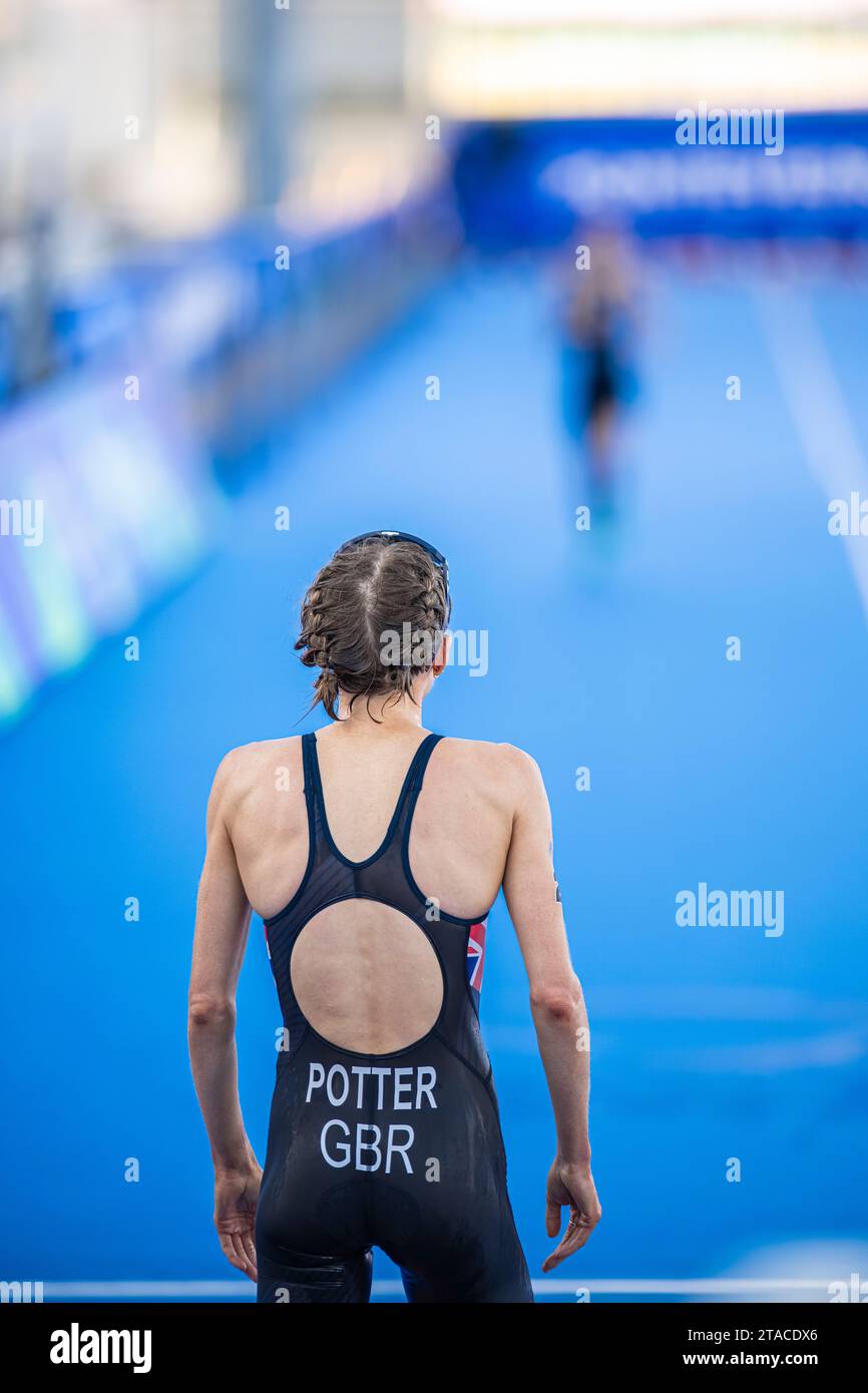Beth Potter winning in Pontevedra in the 2023 World Triathlon ...