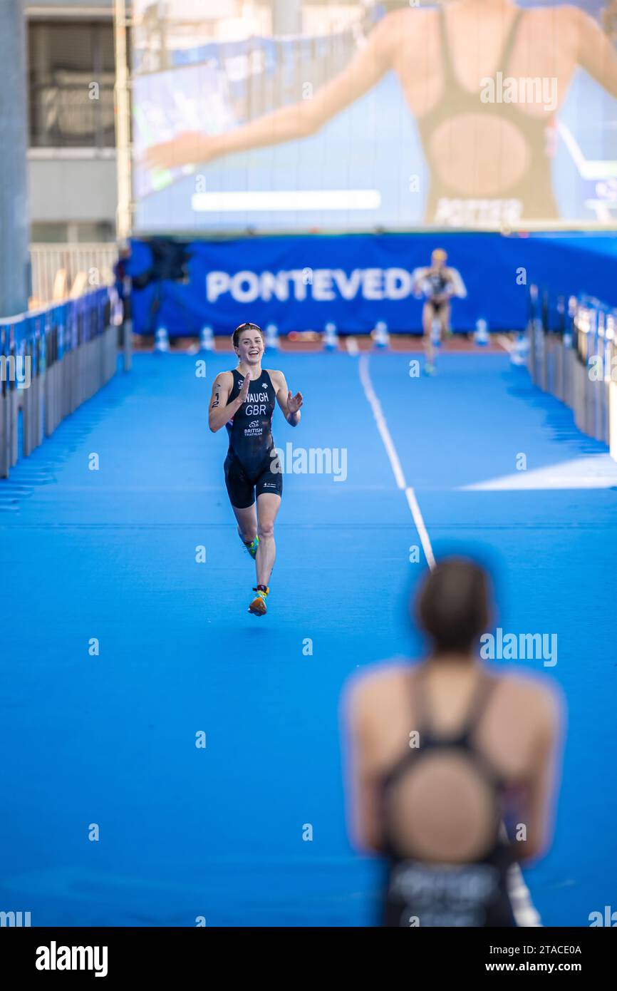 Kate Waugh participating in Pontevedra in the 2023 World Triathlon ...