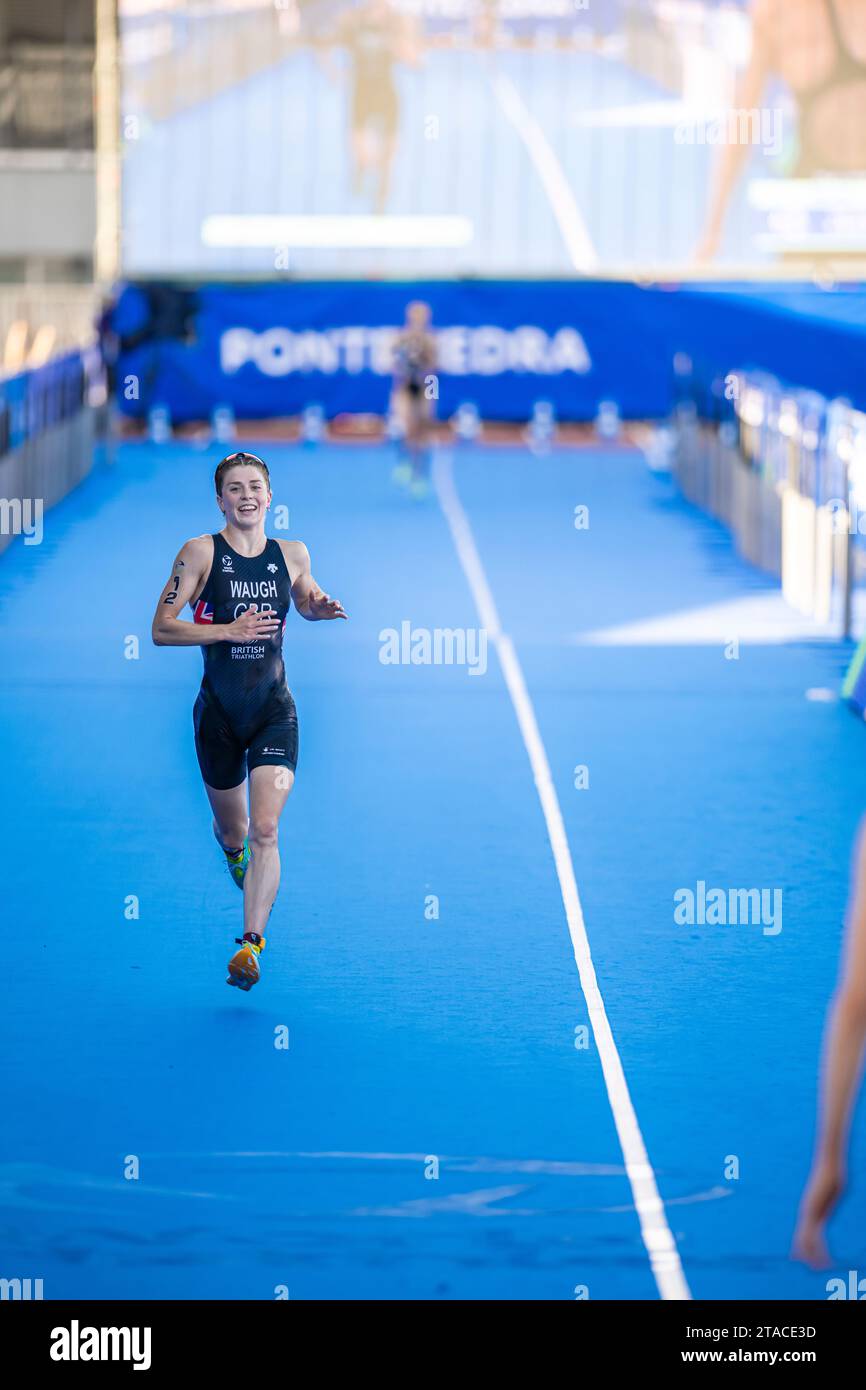 Kate Waugh participating in Pontevedra in the 2023 World Triathlon ...