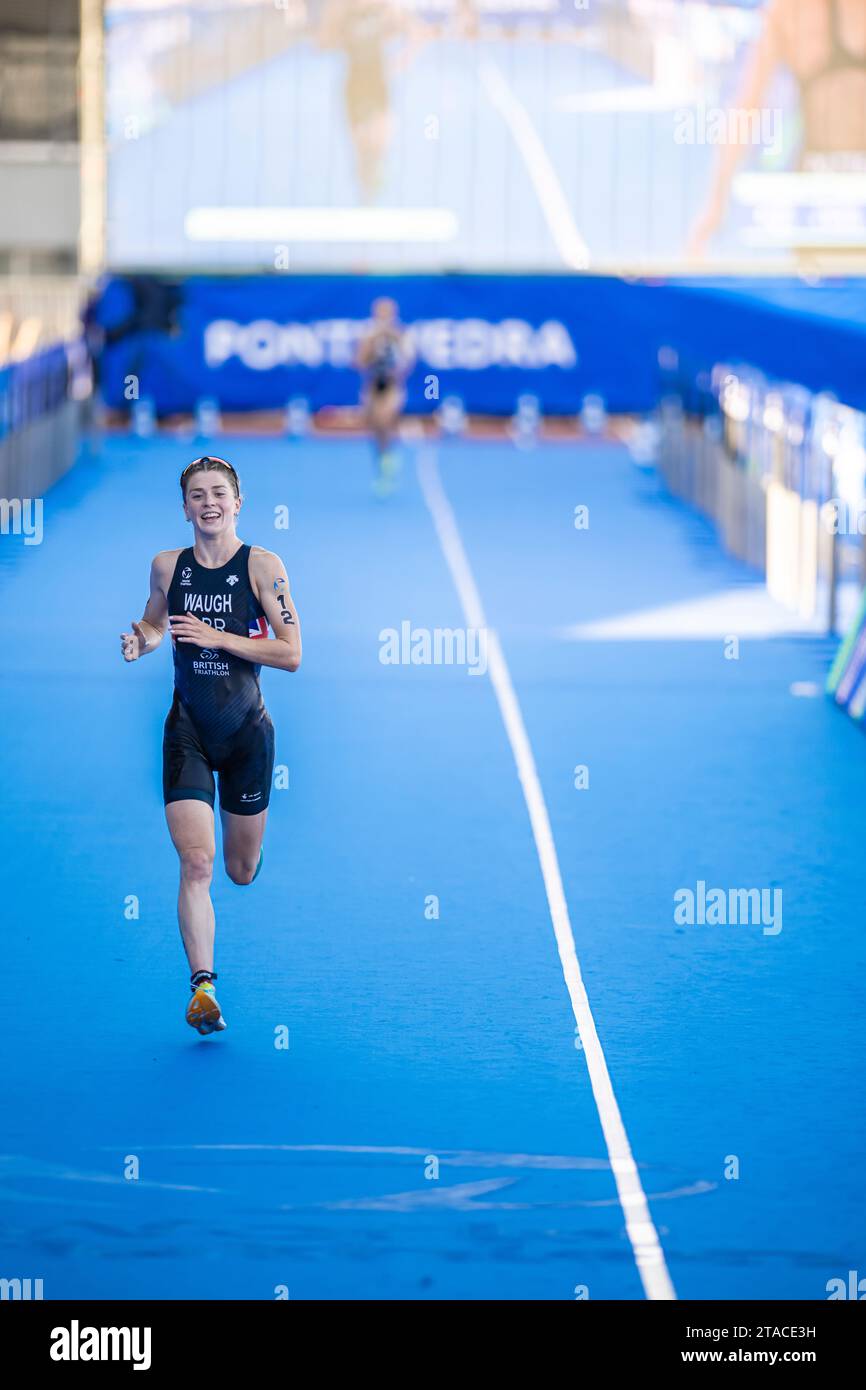 Kate Waugh participating in Pontevedra in the 2023 World Triathlon ...