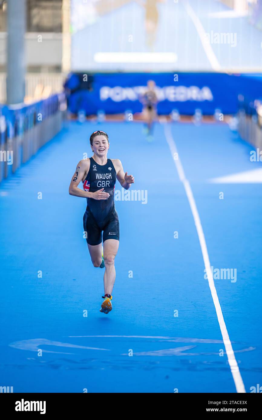 Kate Waugh participating in Pontevedra in the 2023 World Triathlon ...