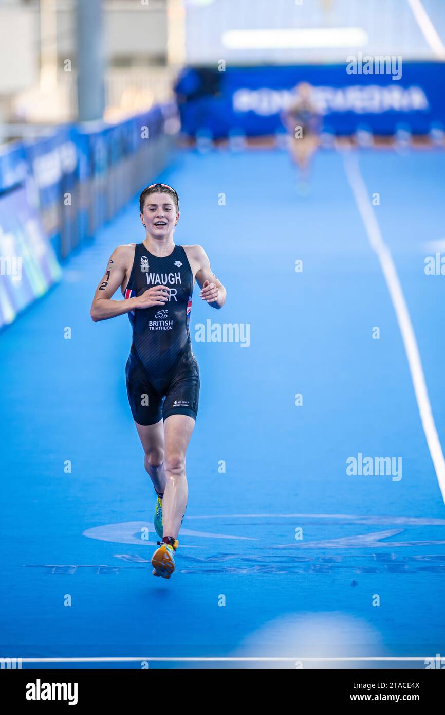 Kate Waugh participating in Pontevedra in the 2023 World Triathlon ...