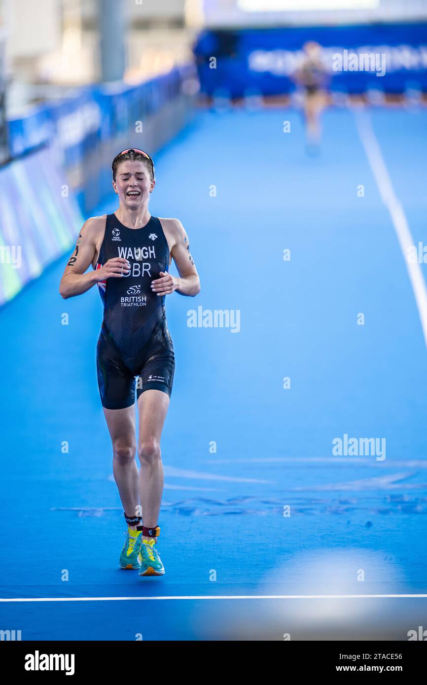 Kate Waugh participating in Pontevedra in the 2023 World Triathlon ...