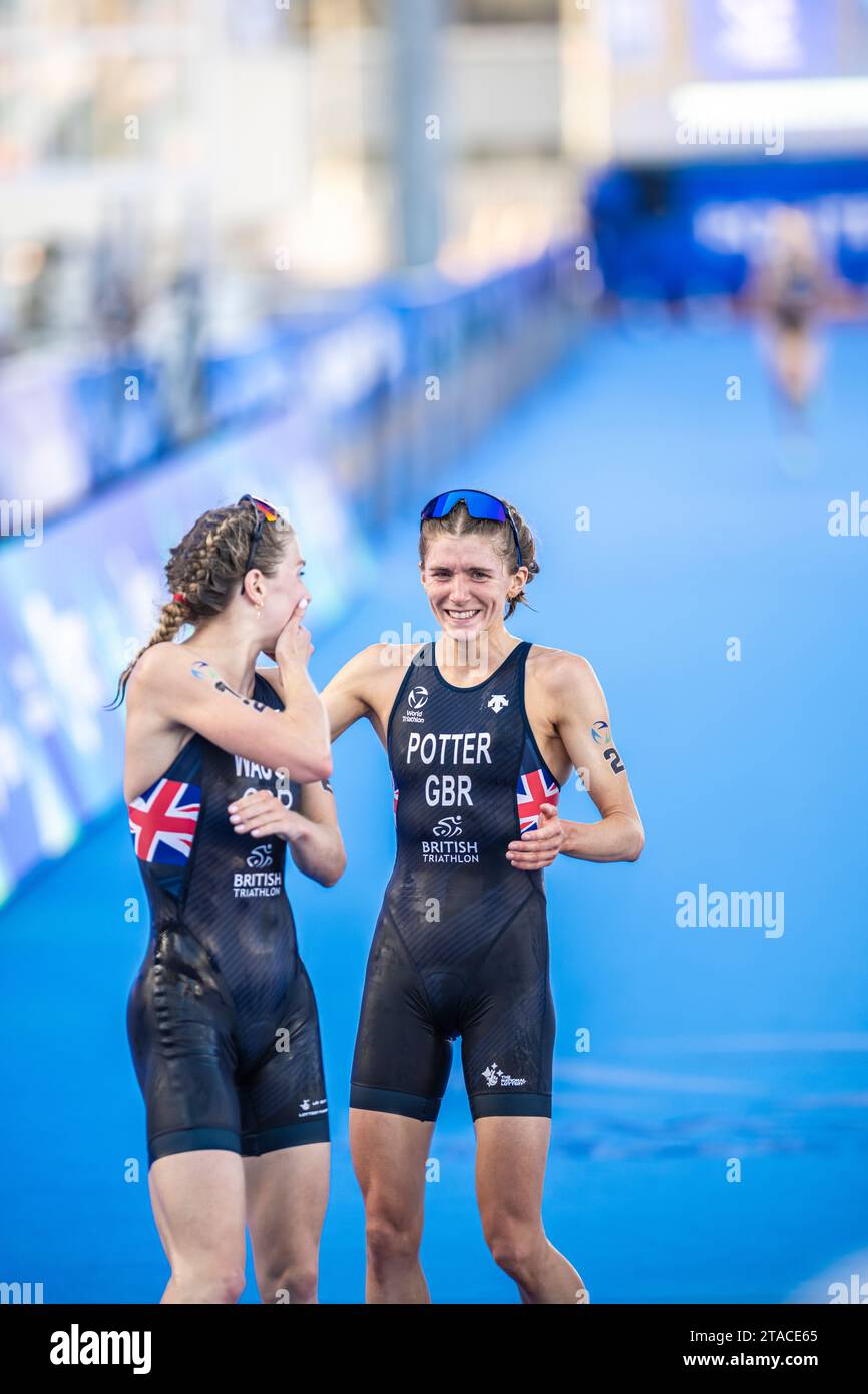 Beth Potter winning in Pontevedra in the 2023 World Triathlon ...