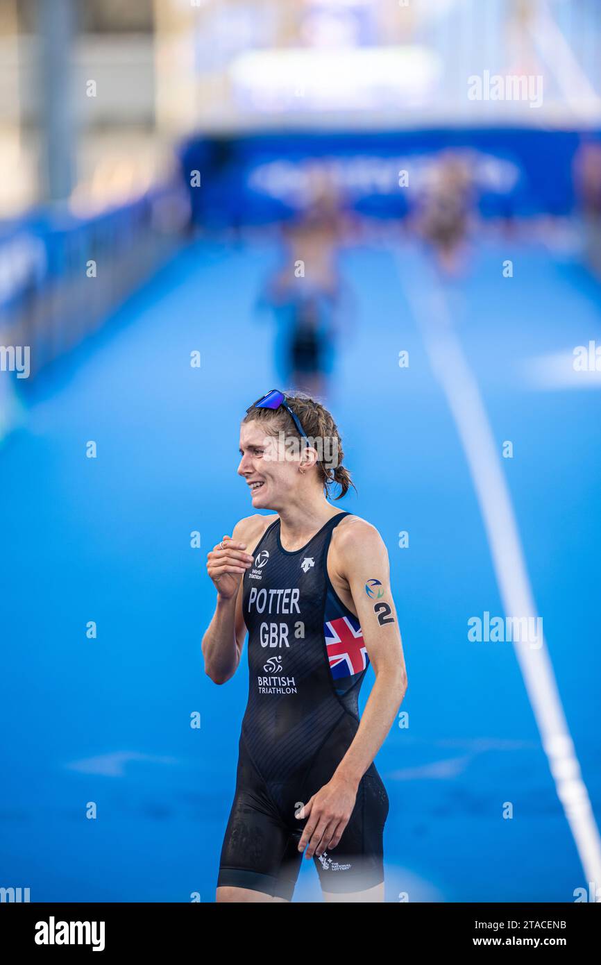 Beth Potter winning in Pontevedra in the 2023 World Triathlon ...