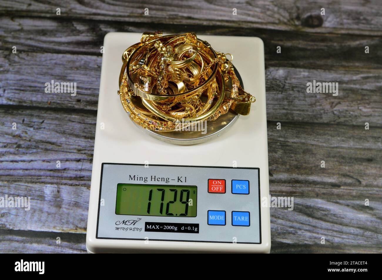 Gold jewelry egyptian chain hi-res stock photography and images - Alamy