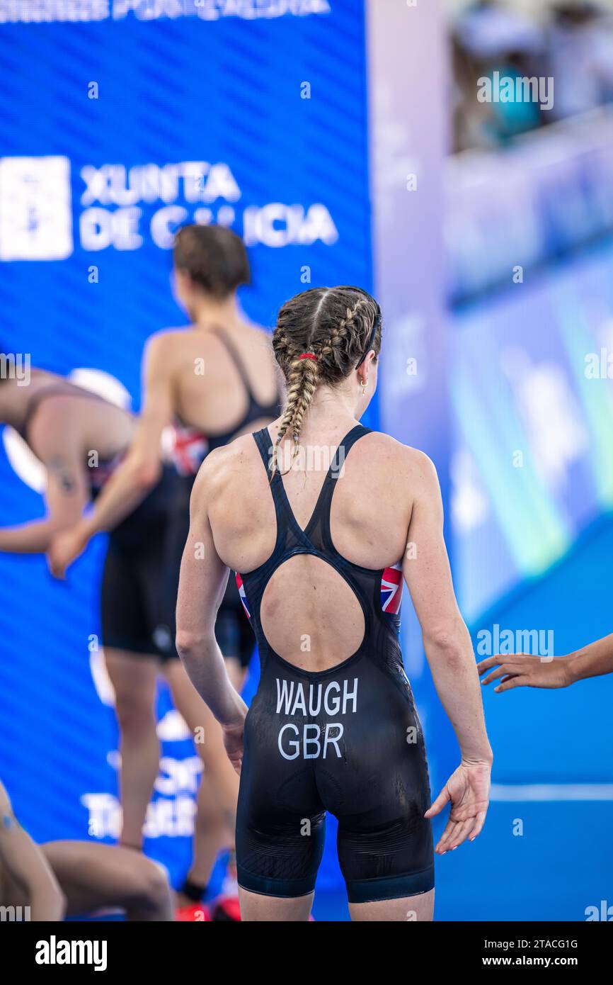 Kate Waugh participating in Pontevedra in the 2023 World Triathlon ...
