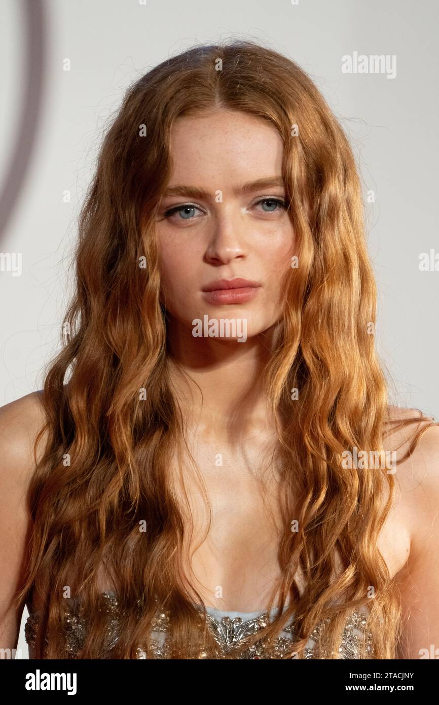 Sadie sink smile hi-res stock photography and images - Alamy