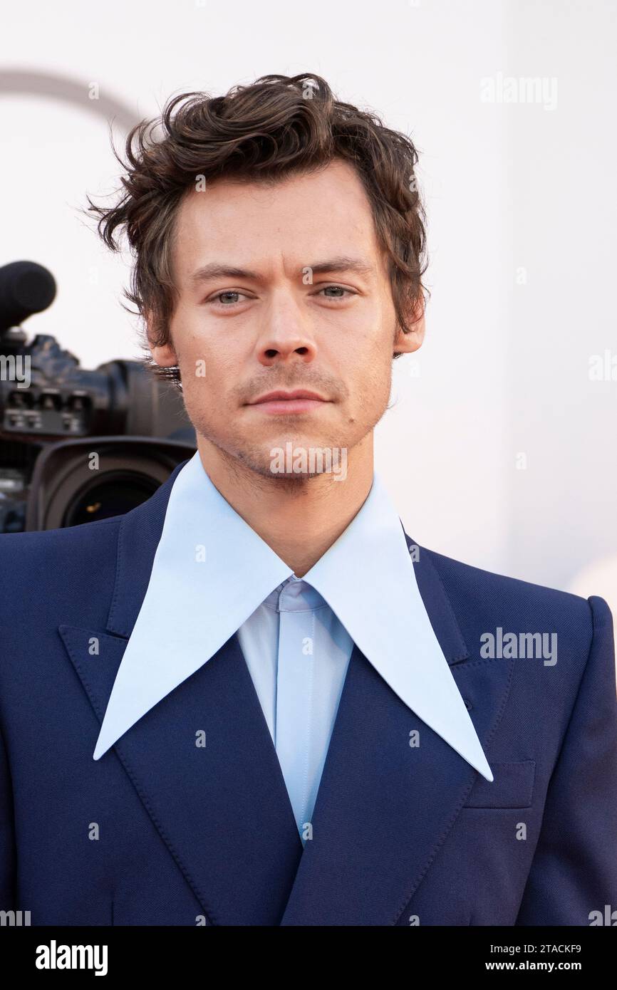 Harry styles portrait 2022 hi-res stock photography and images - Alamy