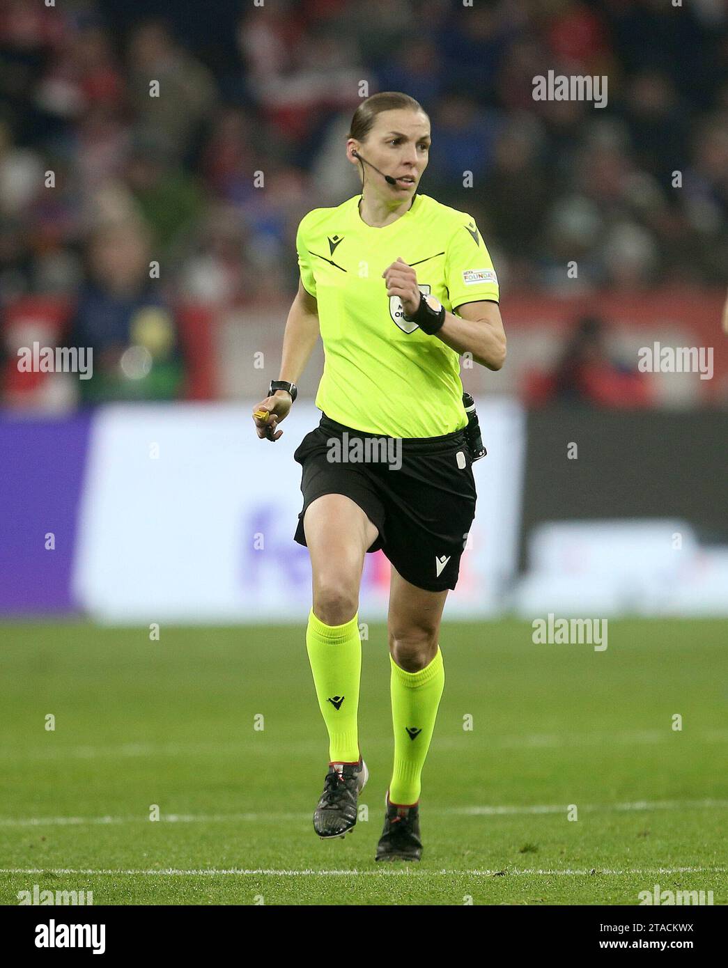 Schiedsrichterin Stephanie Frappart (FRA) . FC Bayern München-FC ...