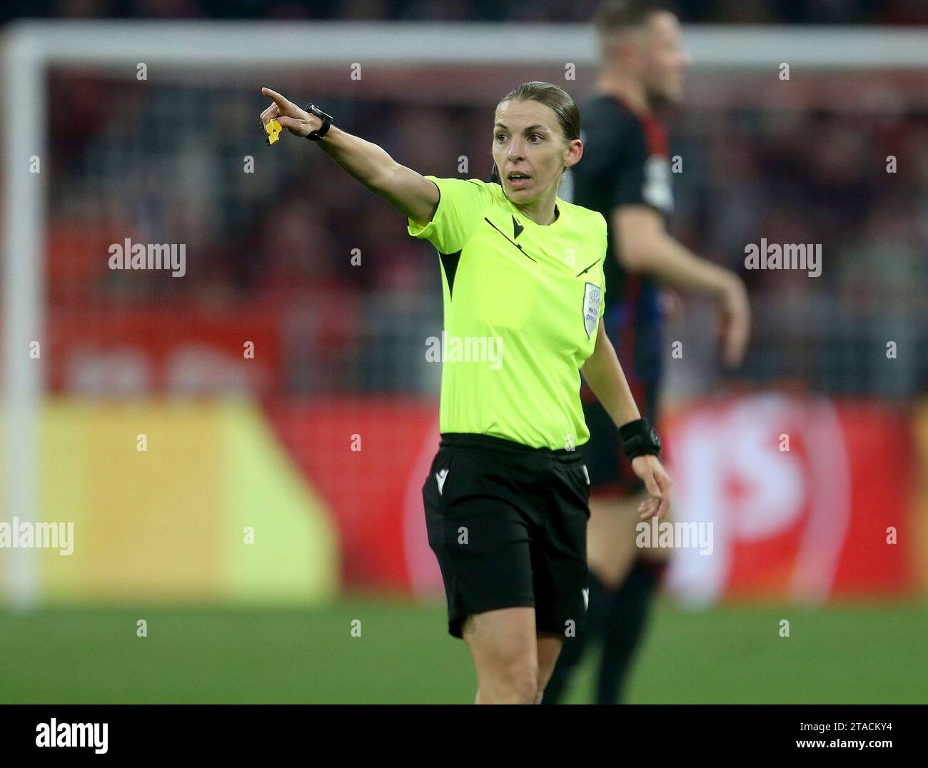 Schiedsrichterin Stephanie Frappart (FRA) . FC Bayern München-FC Kopemhagen . München, GER, 29. ...