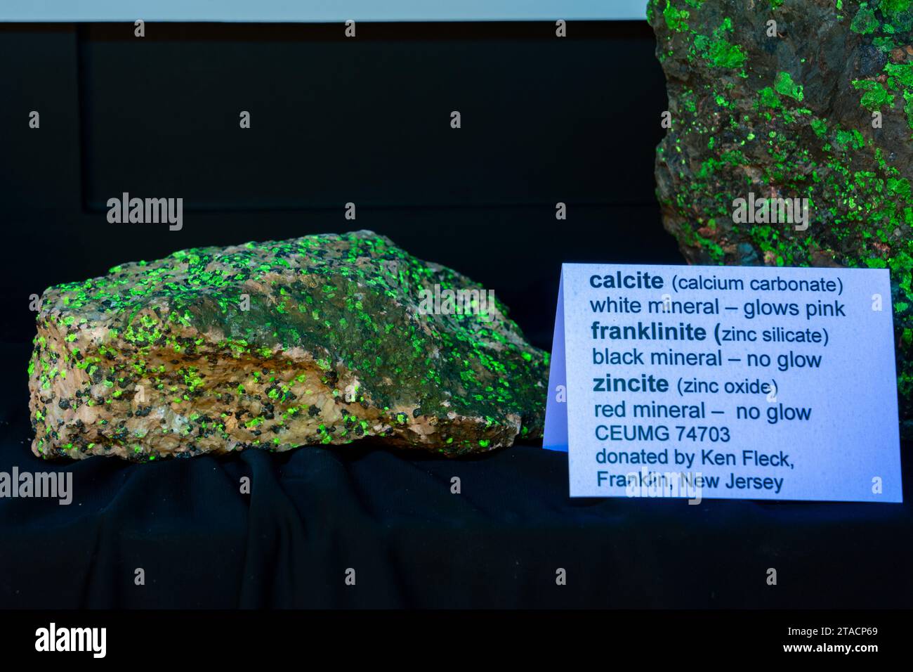 Franklinite, zincite & calcite minerals fluorescing under ultraviolet ...
