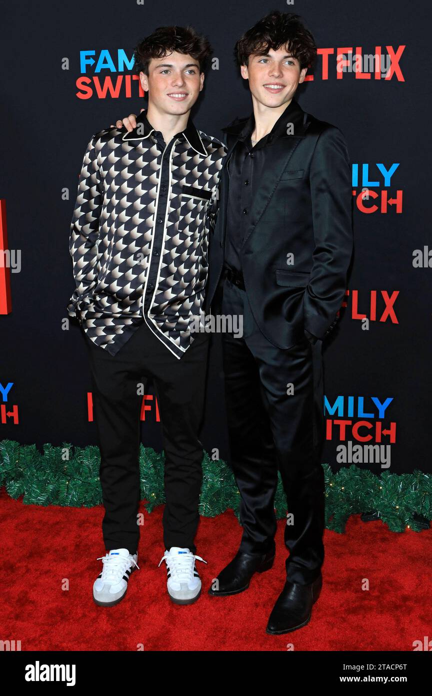 Connor Noon und Brady Noon bei der Premiere des Netflix Films Family Switch im AMC The Grove 14 ...