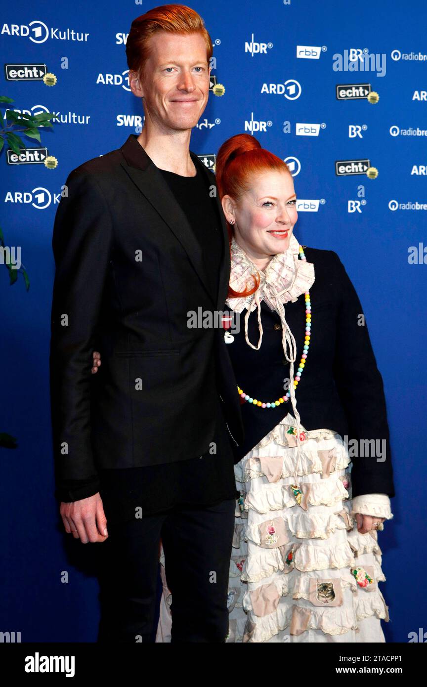 Enie van de Meiklokjes mit Ehemann Tobias Staerbo bei der Premiere der ...