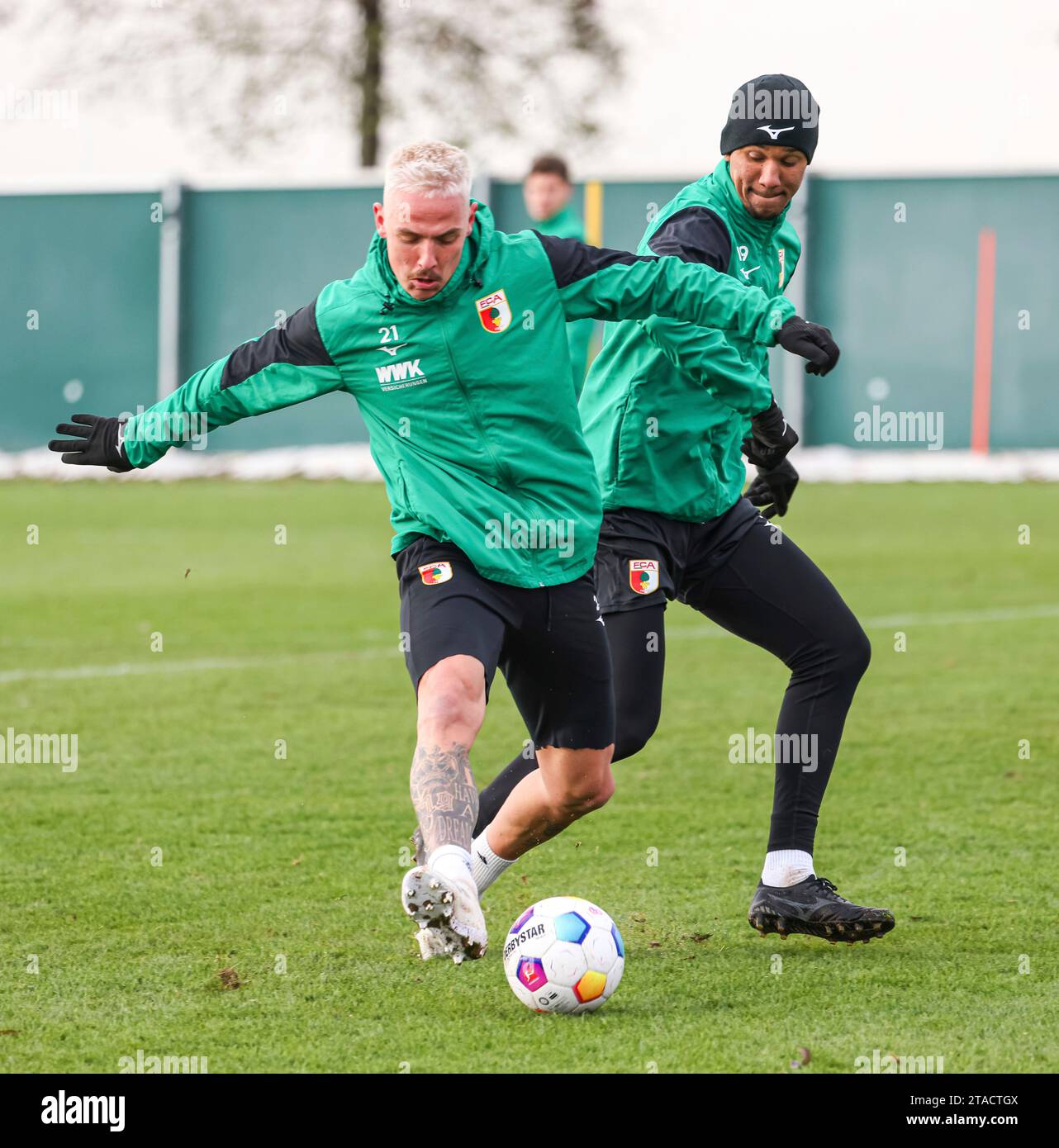 Augsburg, Deutschland. 29th Nov, 2023. Kampf um den Ball zwischen Felix ...